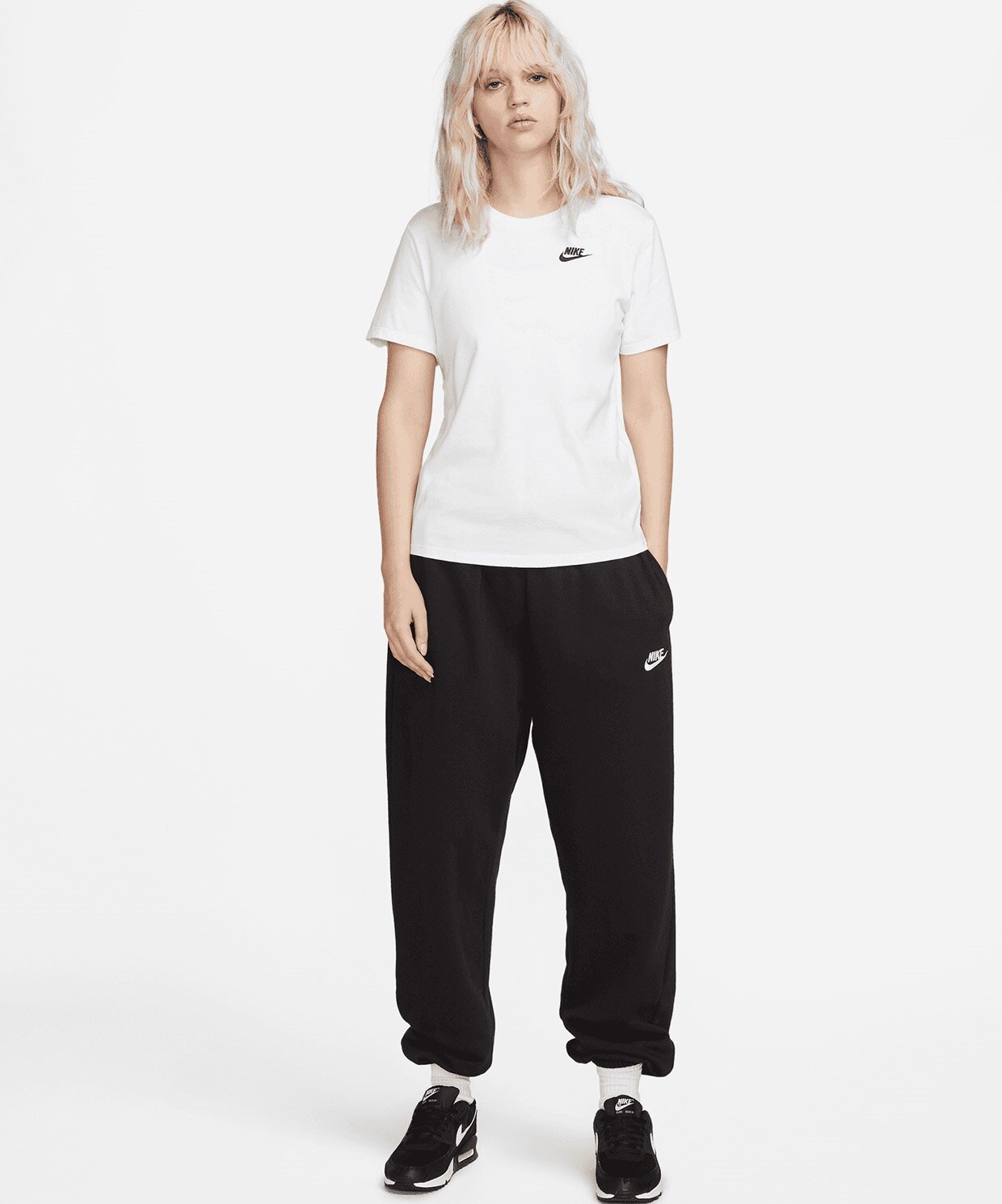 Nike Sportswear Club Essentials T-Shirt | KADIN | DX7902-100 | Sneaks Up