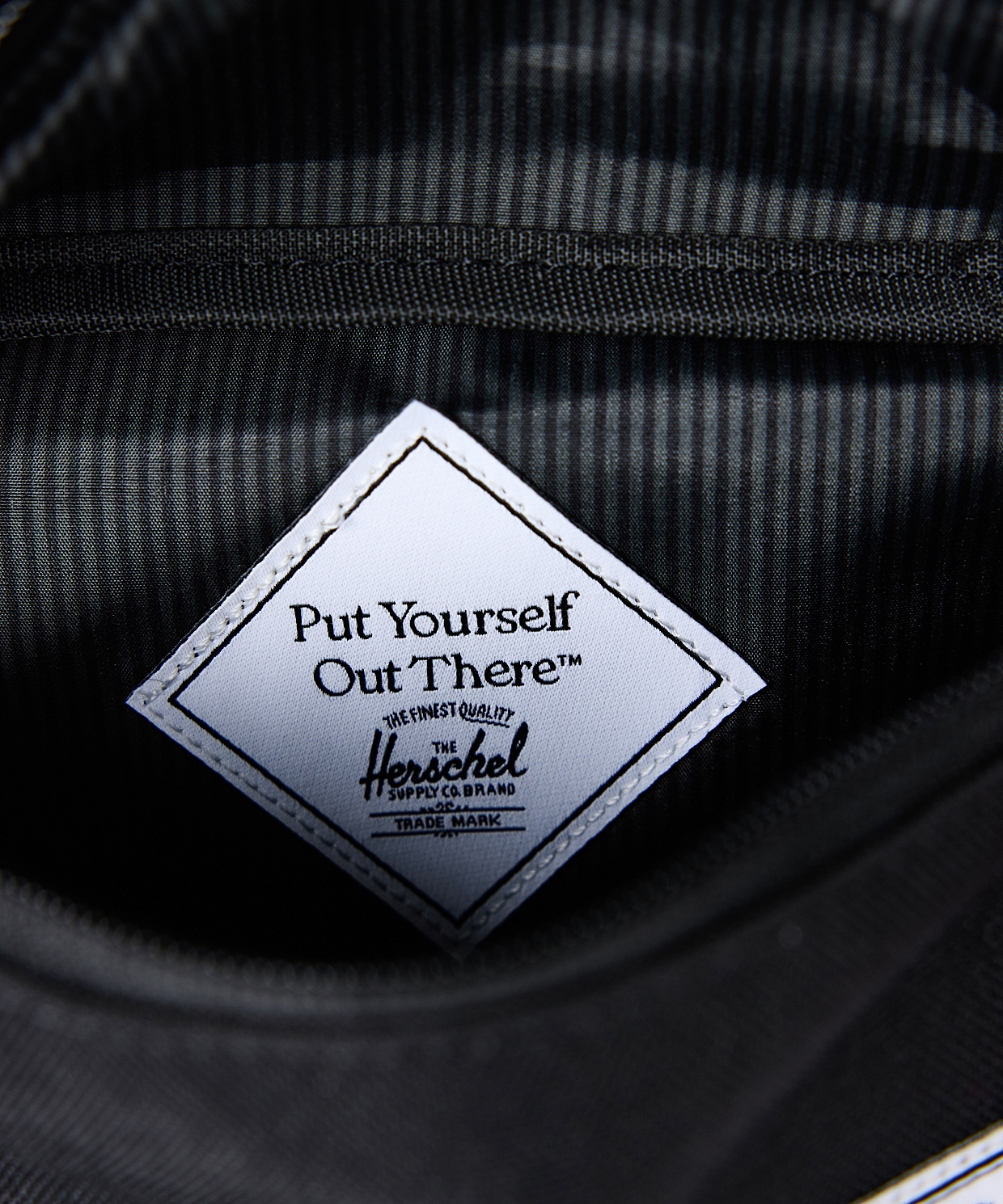 Herschel Classic Hip Pack | UNISEX | 11382-00001-OS-001 | Sneaks Up