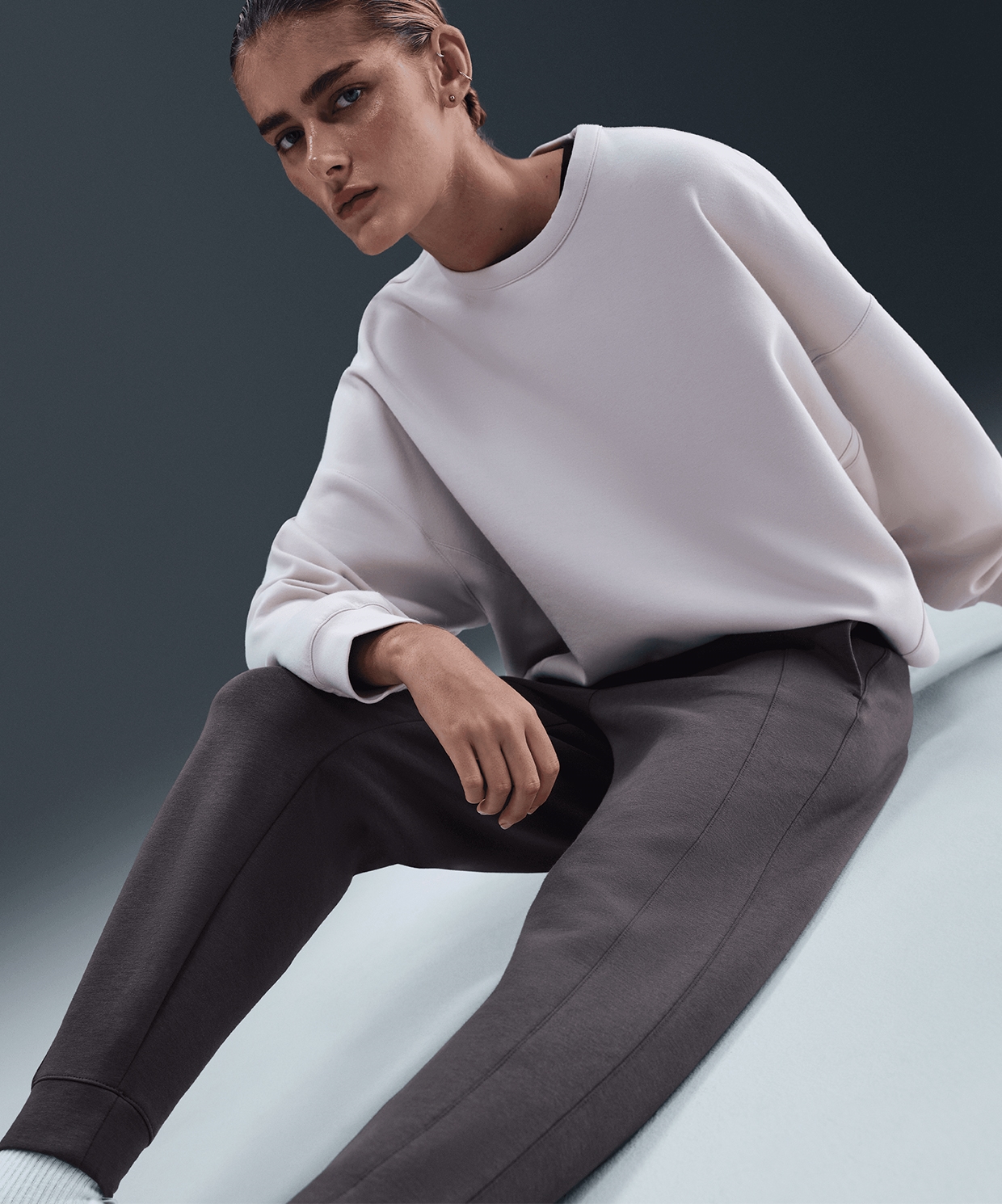 Nike 24.7 ImpossiblySoft Dri-FIT Mid-Rise Joggers | Kadın | HQ8184-036 | Sneaks Up